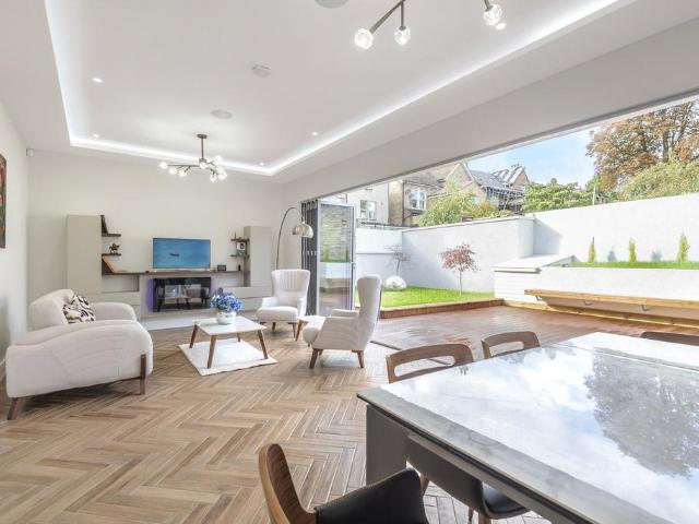 6 bedroom detached house for sale
