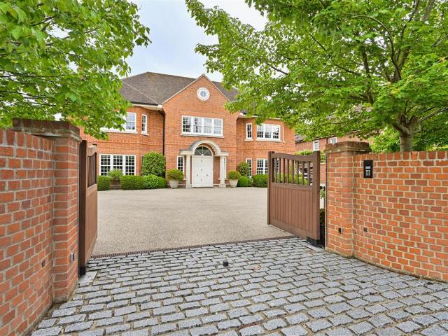 6 bedroom detached house for sale