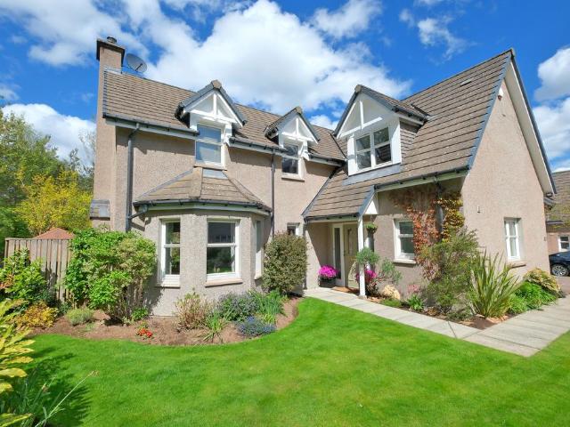 6 bedroom detached house for sale