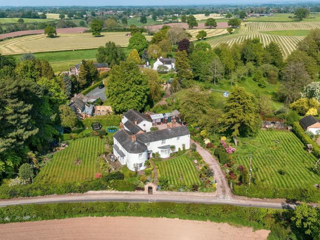 6 bedroom detached house for sale