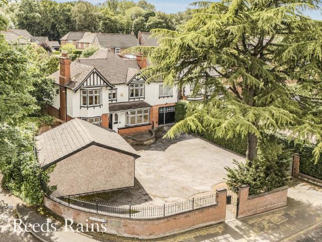 6 bedroom detached house for sale