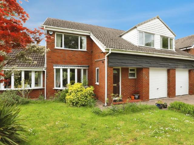 6 bedroom detached house for sale
