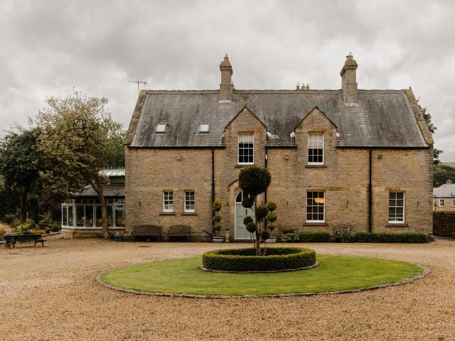 6 bedroom detached house for sale