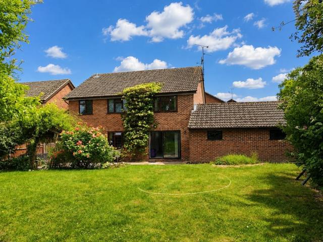 6 bedroom detached house for sale