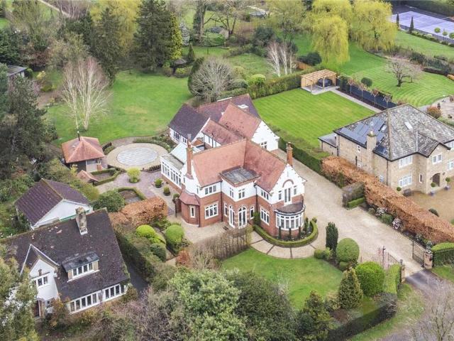 6 bedroom detached house for sale