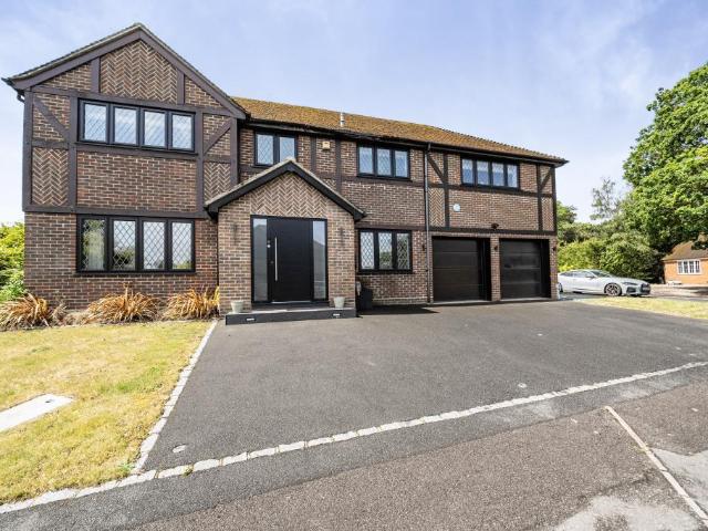 6 bedroom detached house for sale