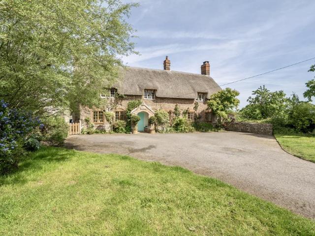 6 bedroom detached house for sale