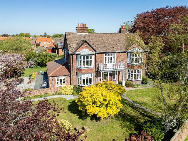 6 bedroom detached house for sale