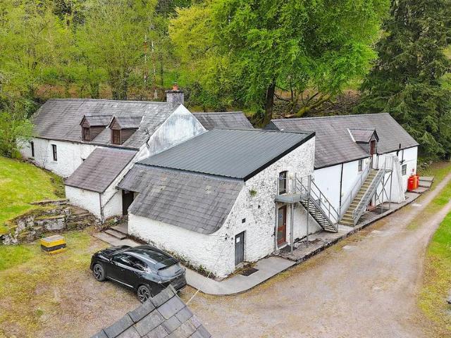 6 bedroom detached house for sale