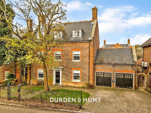 6 bedroom detached house for sale