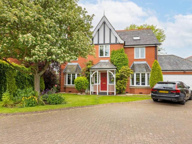 6 bedroom detached house for sale
