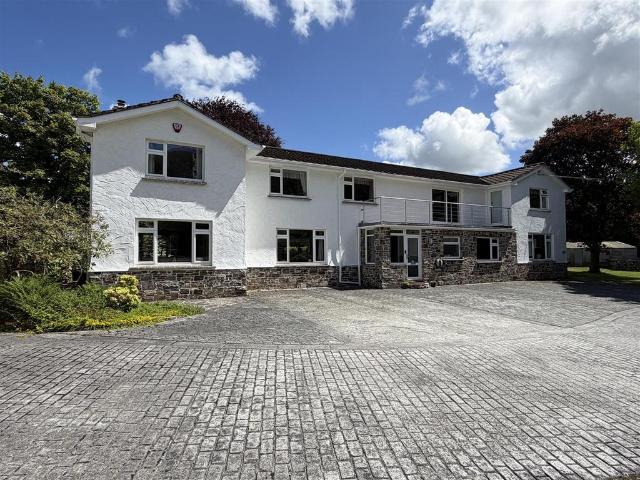 6 bedroom detached house for sale