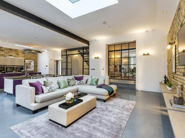 6 bedroom detached house for sale