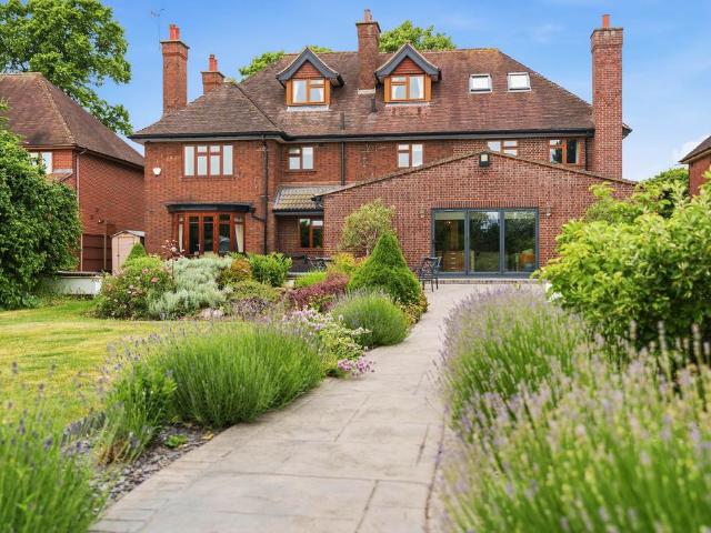 6 bedroom detached house for sale