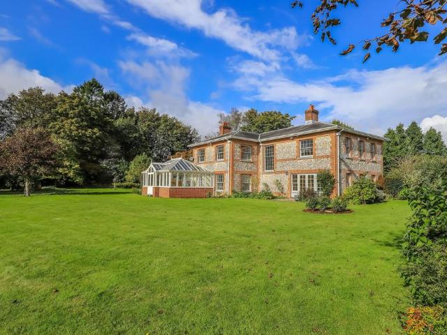 6 bedroom detached house for sale