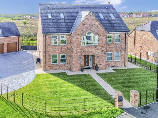 6 bedroom detached house for sale