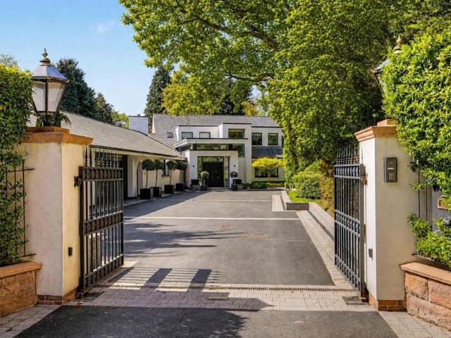 6 bedroom detached house for sale