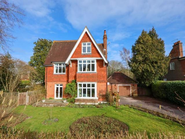 6 bedroom detached house for sale