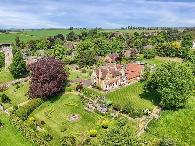 6 bedroom detached house for sale