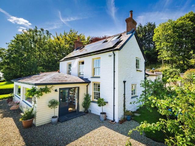 6 bedroom detached house for sale