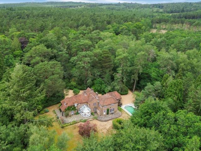 6 bedroom detached house for sale