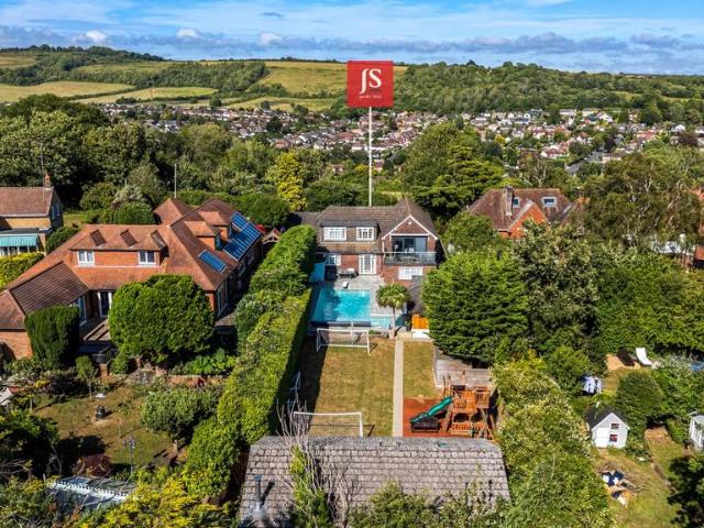 6 bedroom detached house for sale