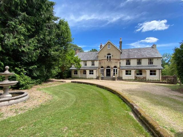 6 bedroom detached house for sale