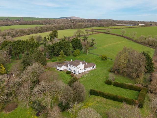 6 bedroom detached house for sale