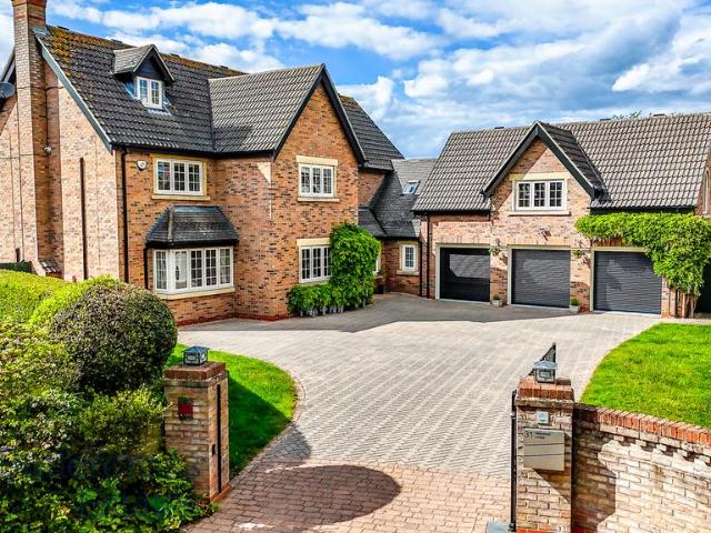 6 bedroom detached house for sale