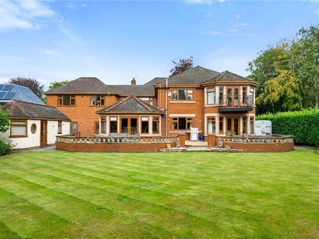 6 bedroom detached house for sale