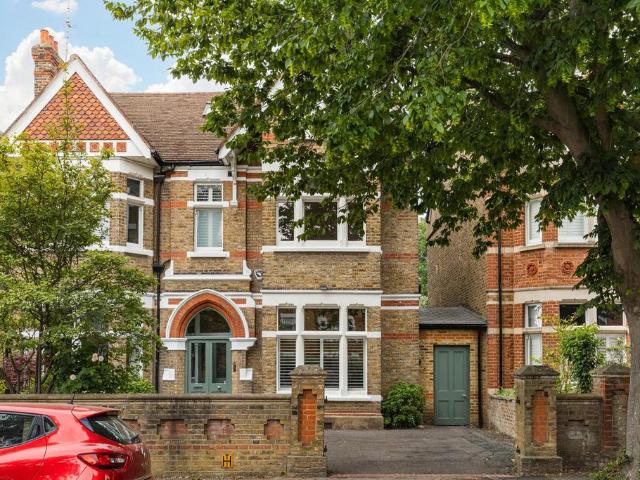 6 bedroom detached house for sale