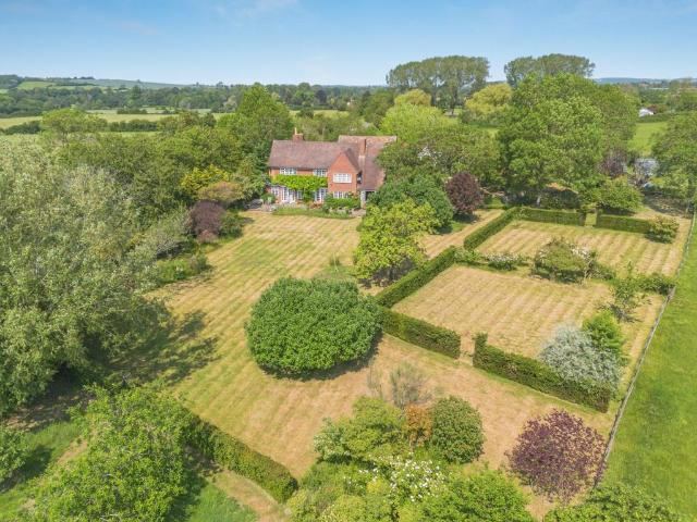 6 bedroom detached house for sale