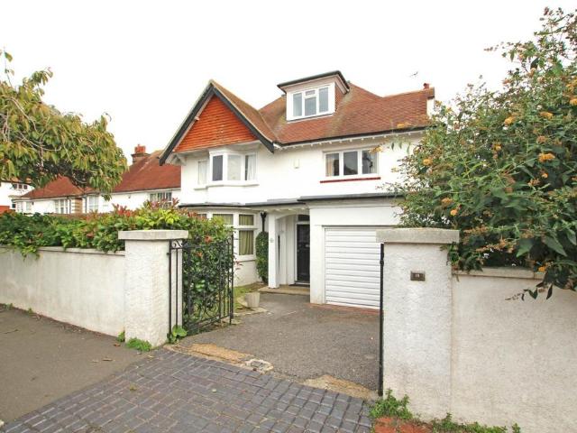 6 bedroom detached house for sale
