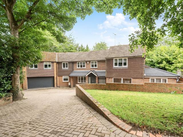 6 bedroom detached house for sale