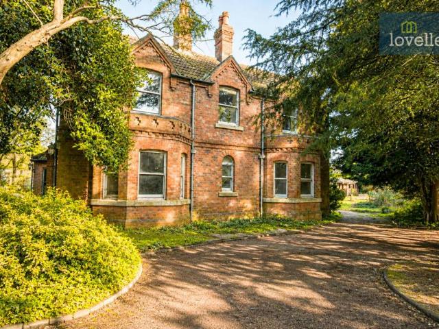 6 bedroom detached house for sale