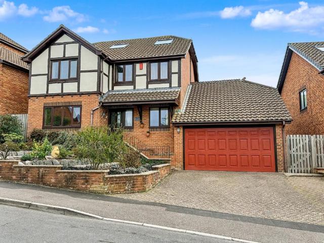 6 bedroom detached house for sale