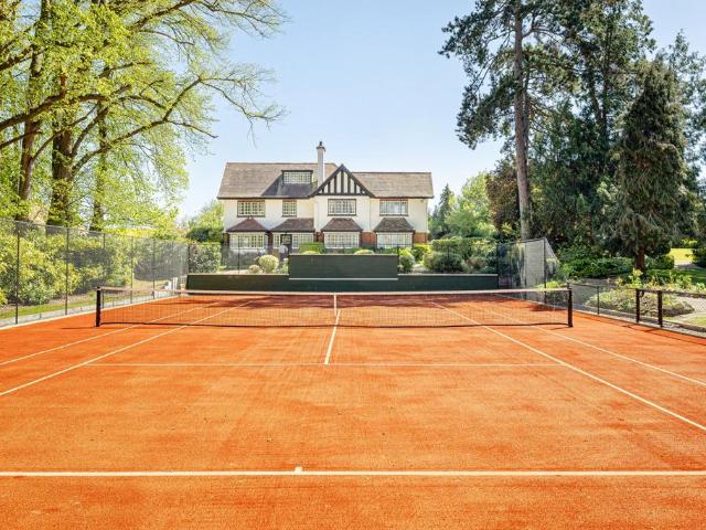 6 bedroom detached house for sale