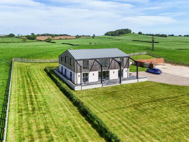 6 bedroom detached house for sale