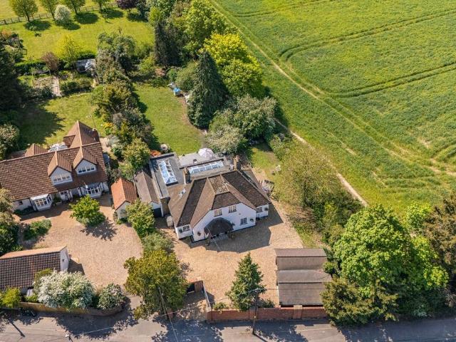 6 bedroom detached house for sale