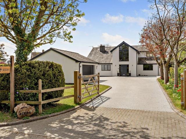 6 bedroom detached house for sale