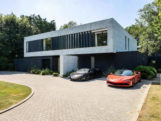 6 bedroom detached house for sale