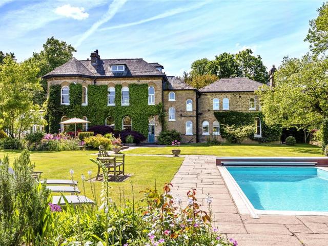 6 bedroom detached house for sale