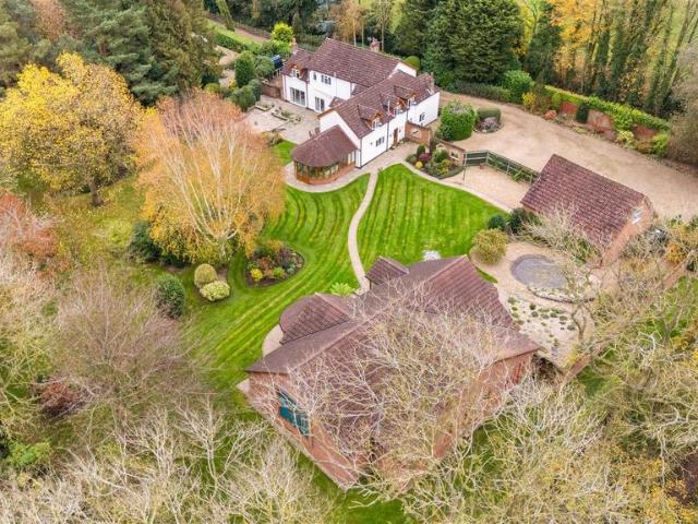 6 bedroom detached house for sale