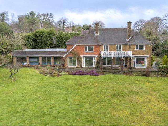 6 bedroom detached house for sale
