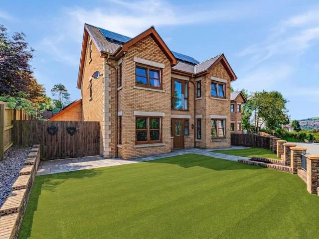 6 bedroom detached house for sale