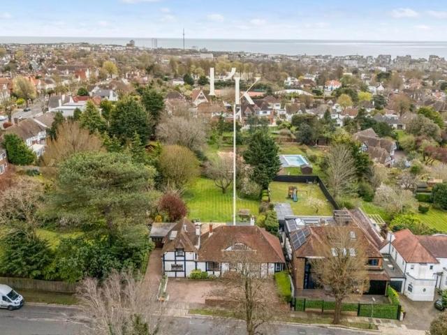 6 bedroom detached house for sale