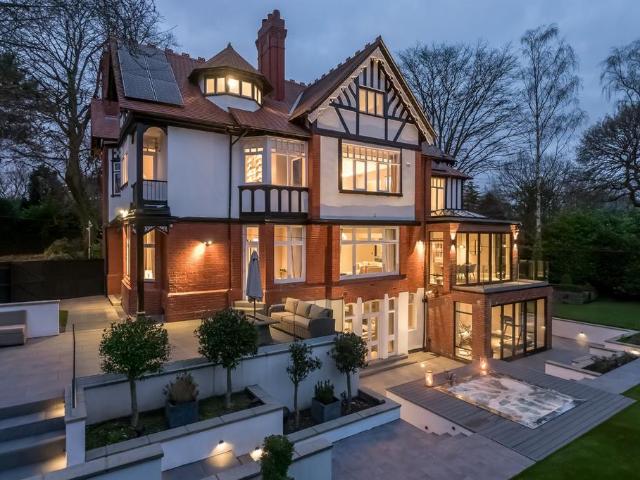 6 bedroom detached house for sale