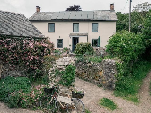 6 bedroom detached house for sale