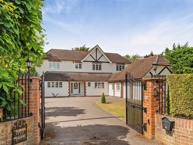 6 bedroom detached house for sale