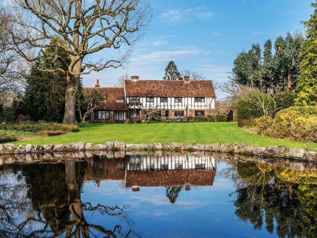 6 bedroom detached house for sale